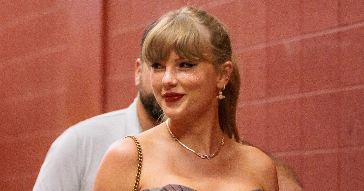 Taylor Swift Applies Face Glitter to Make the Whole Place Shimmer